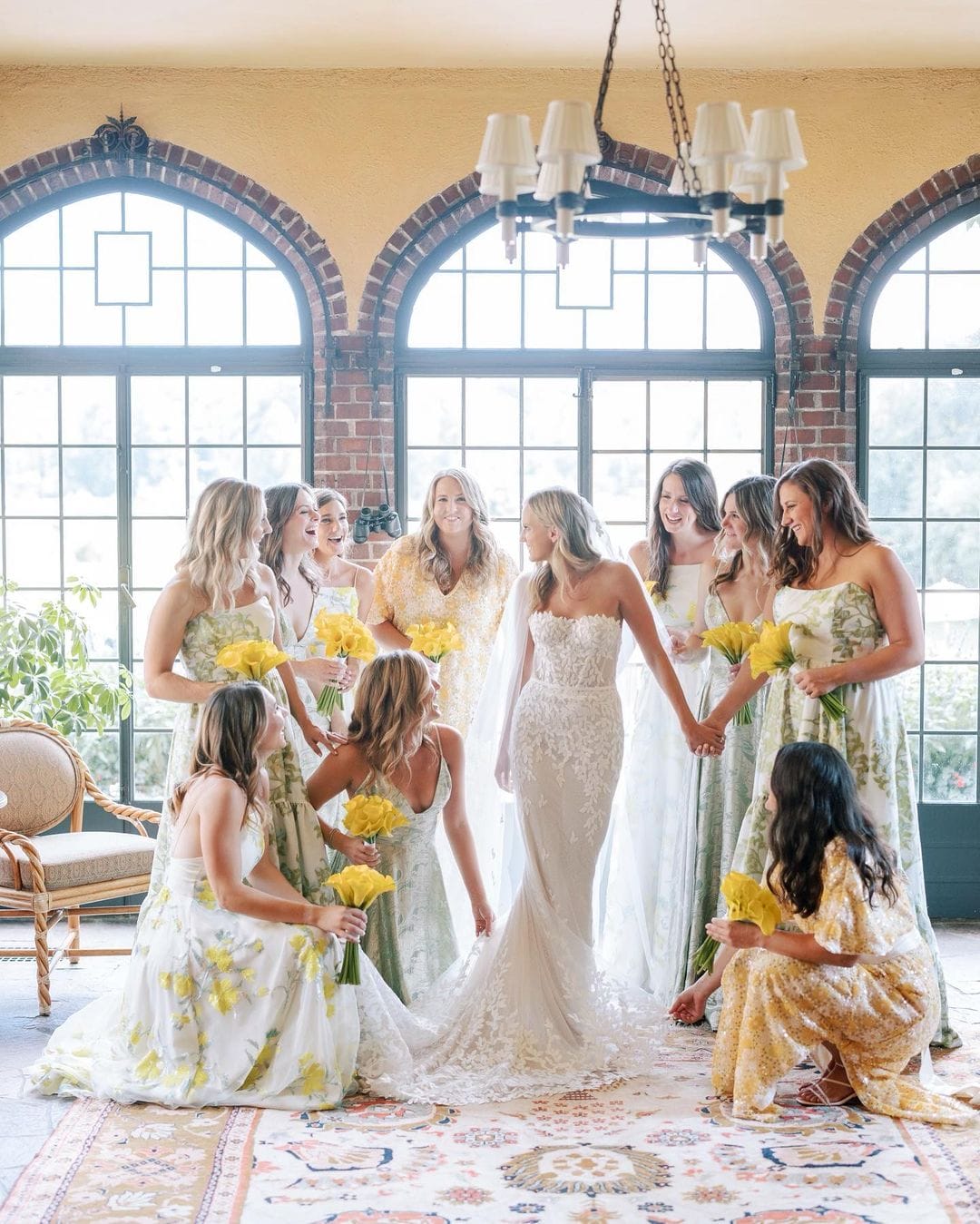 כלת CHAZ עם פרחים צהובים - Mira Zwillinger